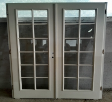 Porta doppia in legno con vetri laccata bianco opaco. 